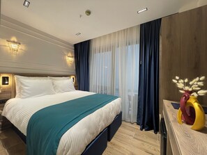Economy Double Room | Roupa de alta qualidade, camas de colchão viscoelástico, minibar 