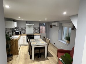 Cabana de Madeira Comfort, casa de banho anexa (Ma p’tite cabane) | Cozinha privada | Um micro-ondas no espaço comum, uma máquina de café expresso 