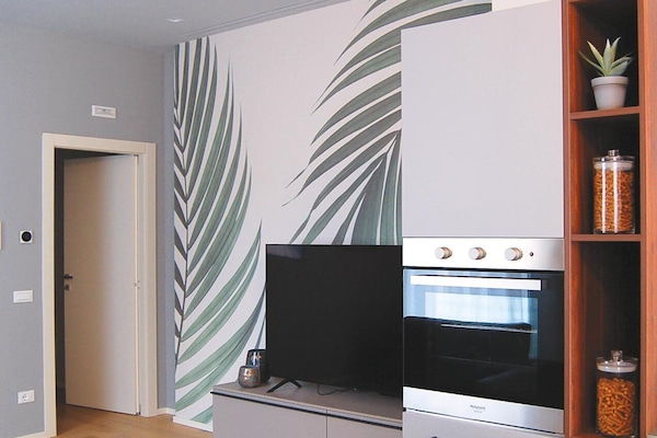 Um frigorífico/congelador grande, um micro-ondas, um forno