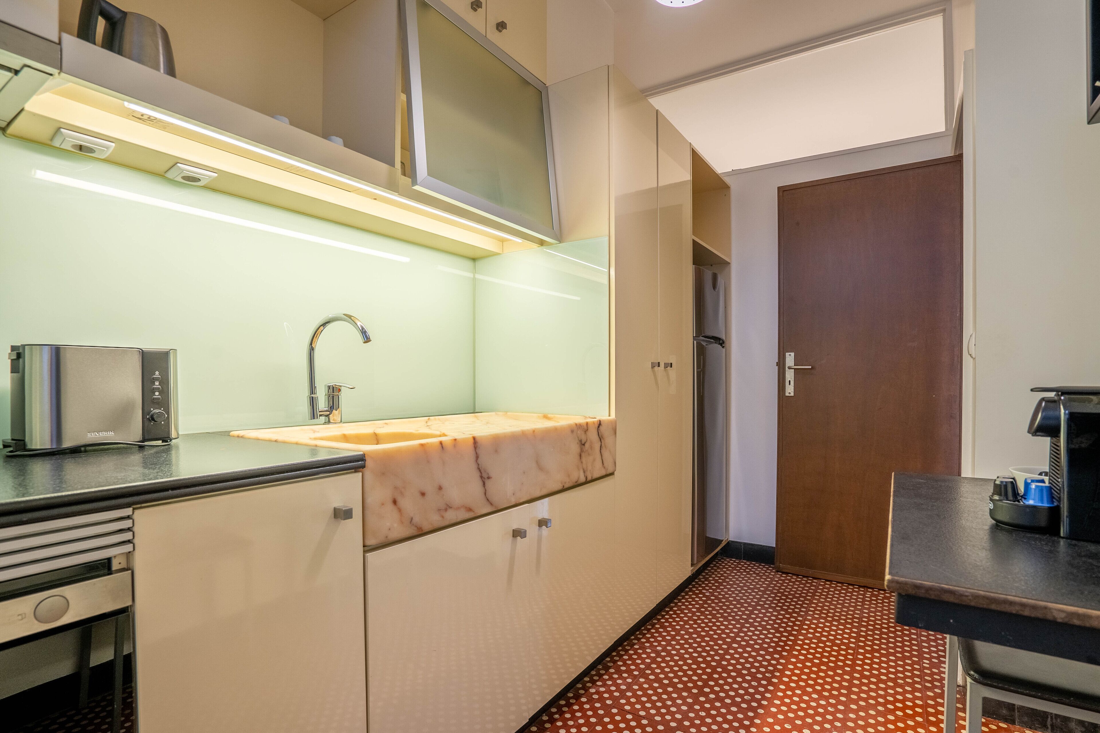 Um frigorífico/congelador grande, um micro-ondas, uma placa de cozinha 