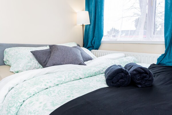 Shirley House 3 Guest House Self Catering - Wiltshire