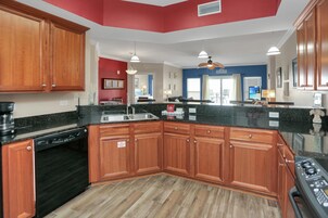 Condo, várias camas (Paradise Shores 310) | Cozinha privada | Fogão, torradeira