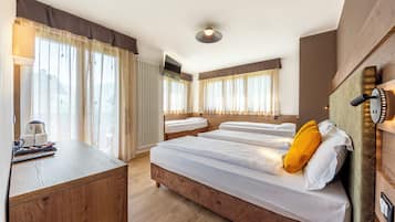 Quarto quádruplo conforto, sacada | 1 quarto, roupas de cama premium, edredons de pluma
