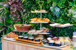 Café da manhã com buffet grátis todos os dias