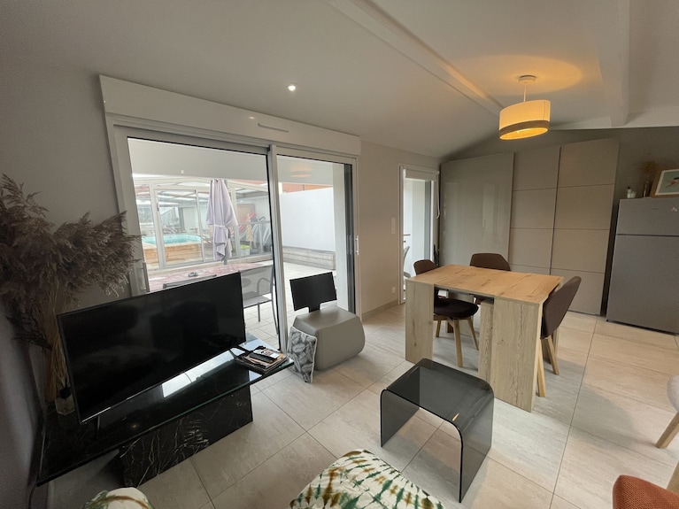 Terrasse Et Patios Privatifs, Piscine Ludique Avec Remous Sous Abri Amovible - Plage d'Olonne-sur-Mer