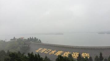 Vista costeira com um extenso corpo de água e uma ponte.