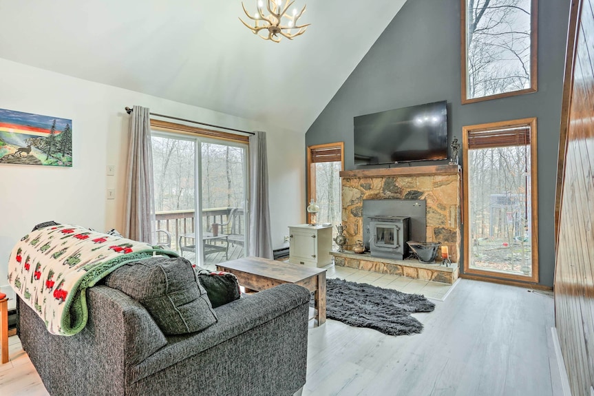 4 Mi To Tubing: Cozy Bushkill Cabin W/ Deck! - Pennsylvania