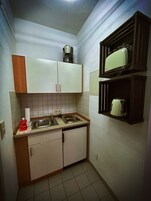 Quarto Duplo ou Twin Deluxe | Cozinha privada | Um frigorífico, um micro-ondas, uma chaleira elétrica, uma torradeira 