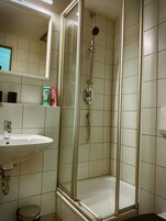 Quarto Duplo ou Twin Deluxe | Casa de banho | Um secador de cabelo, toalhas fornecidas 