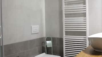 Quarto casal ou duplo standard | Banheiro | Chuveiro, secador de cabelo, bidê, toalhas de banho