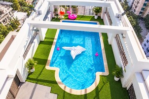Piscina no piso superior