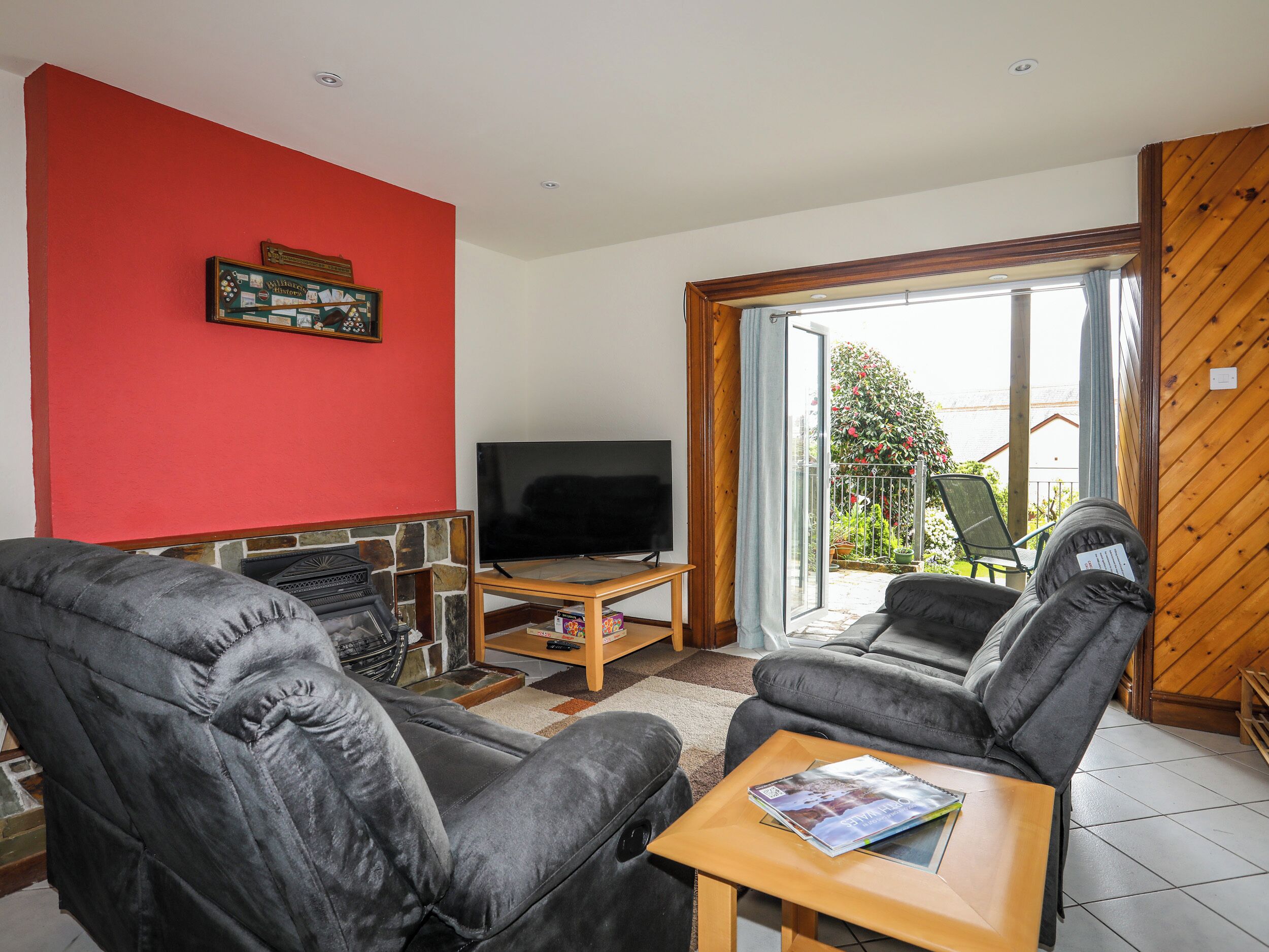 Hillside Apartment, Pet Friendly, With Open Fire In Pwllheli - Pwllheli