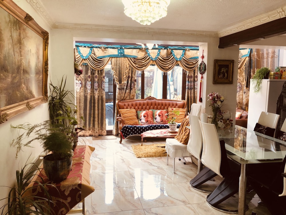 Centrally Located 4 Bedroom House - London, UK