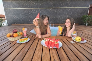 Terraço com espreguiçadeiras