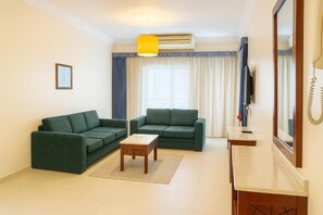 Suite Júnior, não fumadores, vista para a piscina | Sala de estar | Televisor LCD de 32 polegadas com canais via satélite, televisor