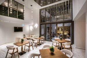 Almoços, jantares servidos, cozinha grega, com vista para o jardim 