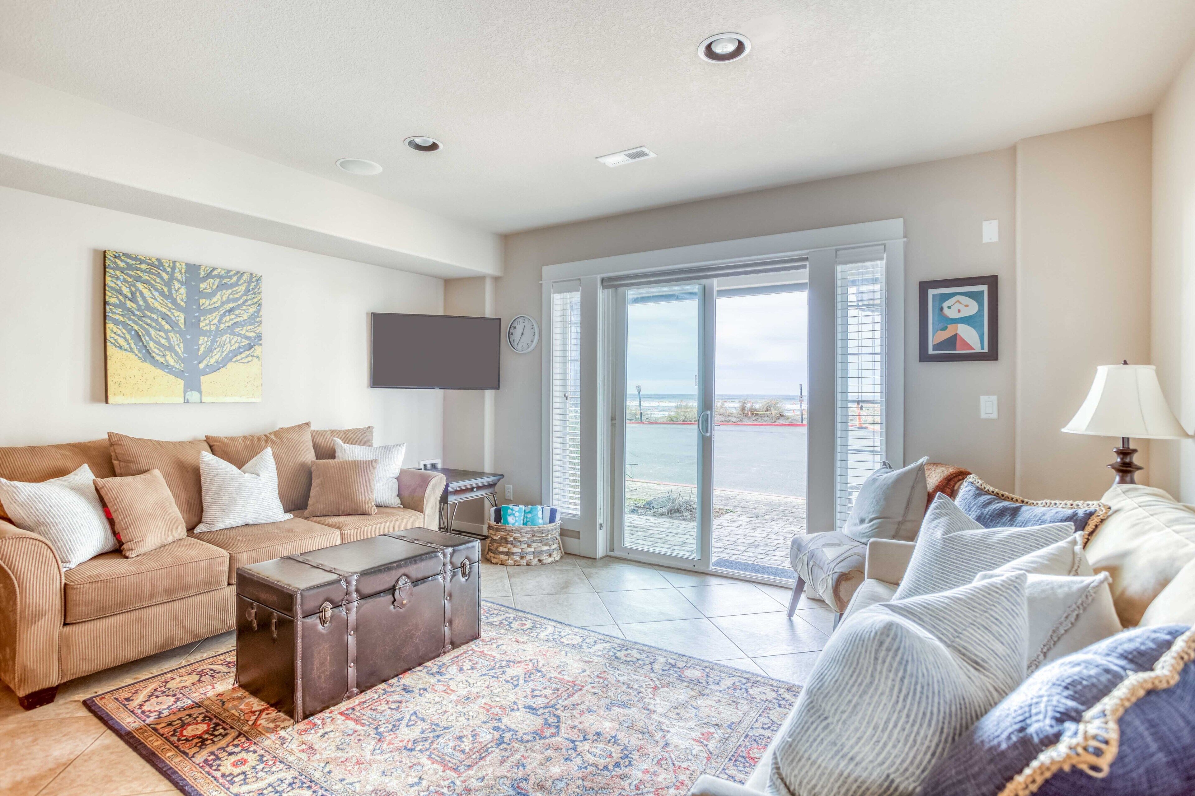 Oceanfront Sports Multiple Balconies, Bonus Room, King Suite! - Rockaway Beach, OR