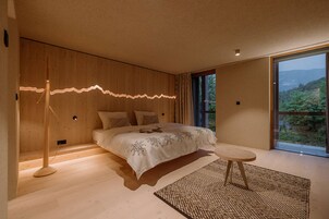 1 quarto, frigobar, cofres nos quartos, escrivaninha