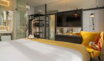 Quarto Duplo Superior, vista para o rio | Minibar, cofre no quarto 