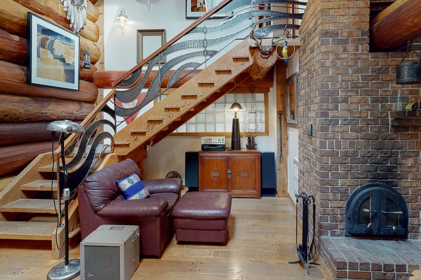 Unique Mountain View Log Home With A Wood Stove, Balcony, Patio, & Board Games - North Bend, WA