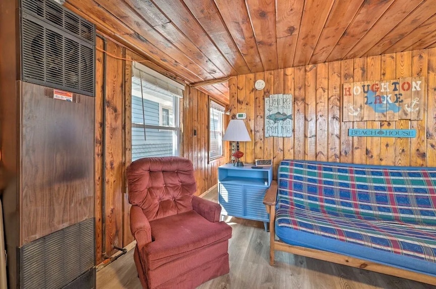 Full Cabin: 7 Steps To The Lake! Pet Friendly - Houghton Lake, MI