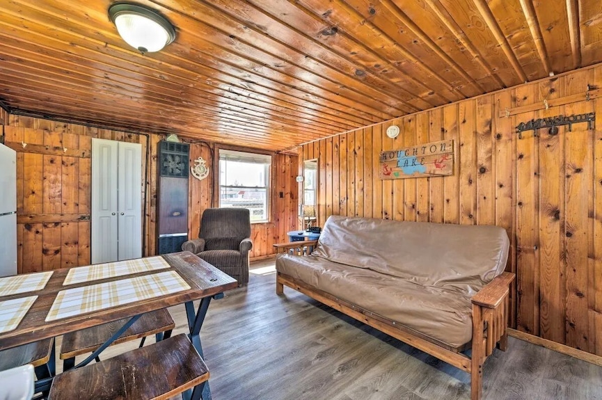 Full Cabin: 21 Steps To The Lake! Pet Freindly! - Michigan