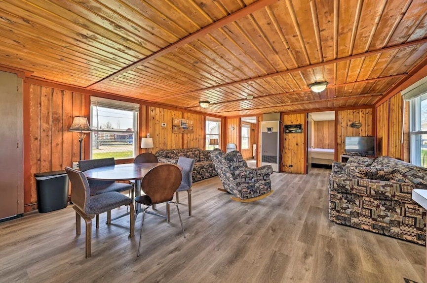 Large Cabin: Steps To The Lake! Pet Friendly! - Michigan