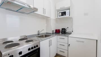 Estúdio superior, vista para o mar | Cozinha privada | Geladeira, micro-ondas, fogão, cooktop