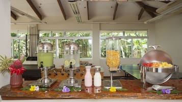 Café da manhã com buffet grátis todos os dias