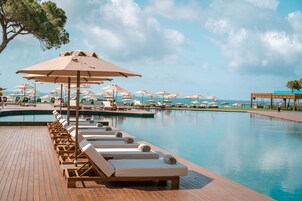 Piscina interna, piscina externa sazonal, barracas de cortesia