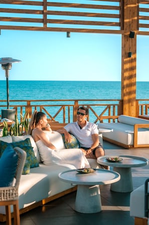 5 bares/lounges, um bar de praia