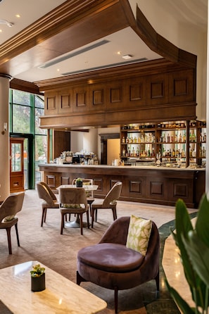 5 bares/lounges, um bar de praia