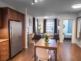 Apartamento, casa de banho anexa, vista para a marina | Cozinha partilhada | Um frigorífico/congelador grande, um forno, uma placa de cozinha 