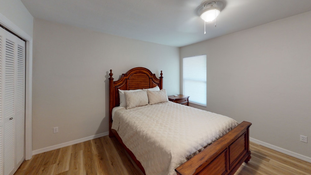 Gator Pool and Hot Tub House -1.5 miles to Stadium - Gainesville | Vrbo