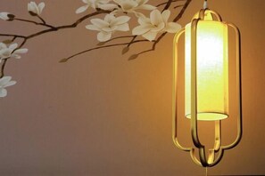 Luminária pendente com cúpula cilíndrica e estrutura metálica.