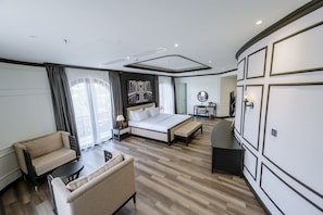 Quarto Signature | Roupa de alta qualidade, minibar grátis, cofre no quarto 