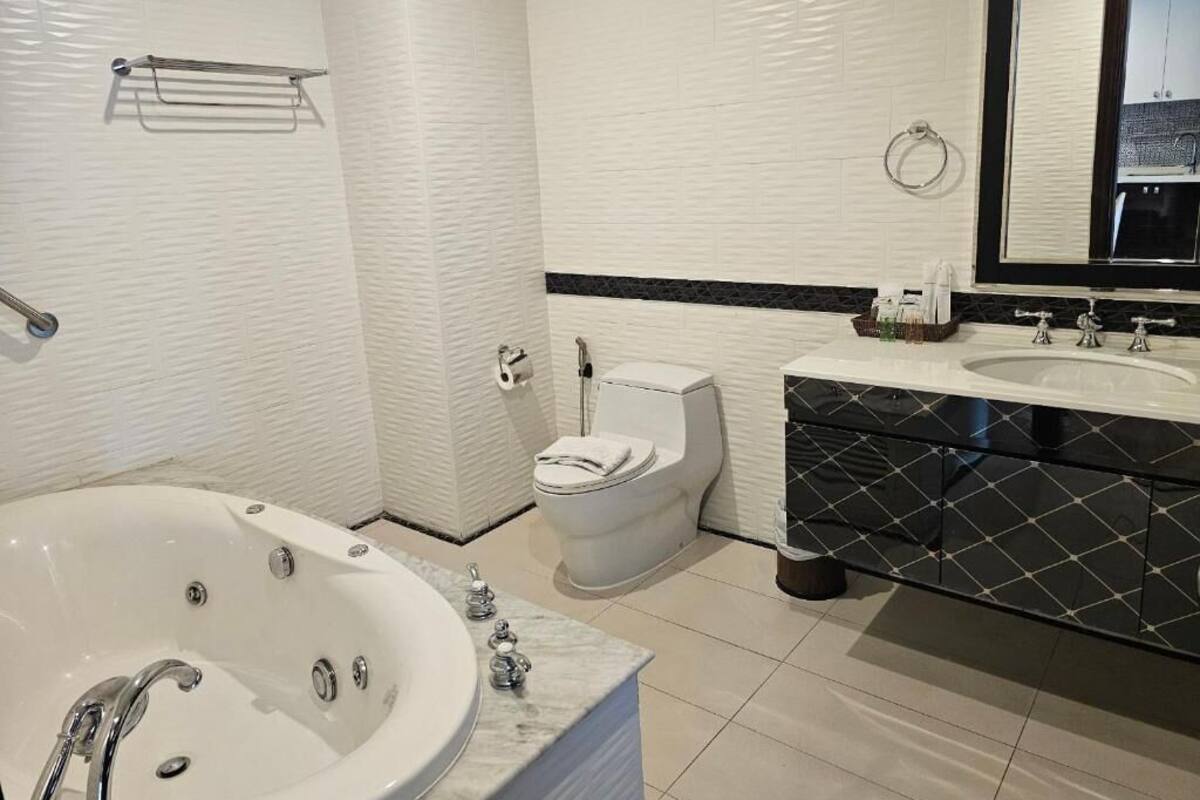 One Bedroom Executive | Cofre no quarto, secretária, cortinas/cortinados opacos 