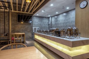 Uma área de refeições com design moderno, um relógio na parede e um espaço com cadeiras.