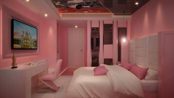 Um quarto moderno com esquema de cores rosa, uma cama com roupa de cama branca, uma escrivaninha com cadeira e um quadro na parede.