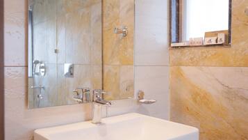 Quarto superior | Banheiro | Chuveiro, chuveiro com efeito de chuva, produtos de toalete grátis