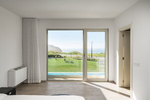 Royal Apartment, 3 Bedroom, Patio, Ocean View | Cofres nos quartos, escrivaninha, espaço de trabalho para notebook