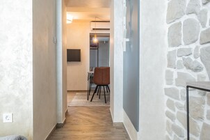 Apartamento urbano | 1 quarto, escrivaninha, Wi-Fi de cortesia, roupa de cama