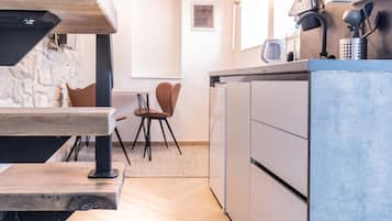 Apartamento Cidade | Cozinha privada | Minifrigorífico, uma placa de cozinha, uma chaleira elétrica