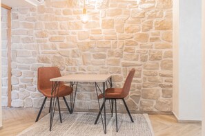 Apartamento Cidade | 1 quarto, secretária, Wi-fi grátis, roupa de cama fornecida 
