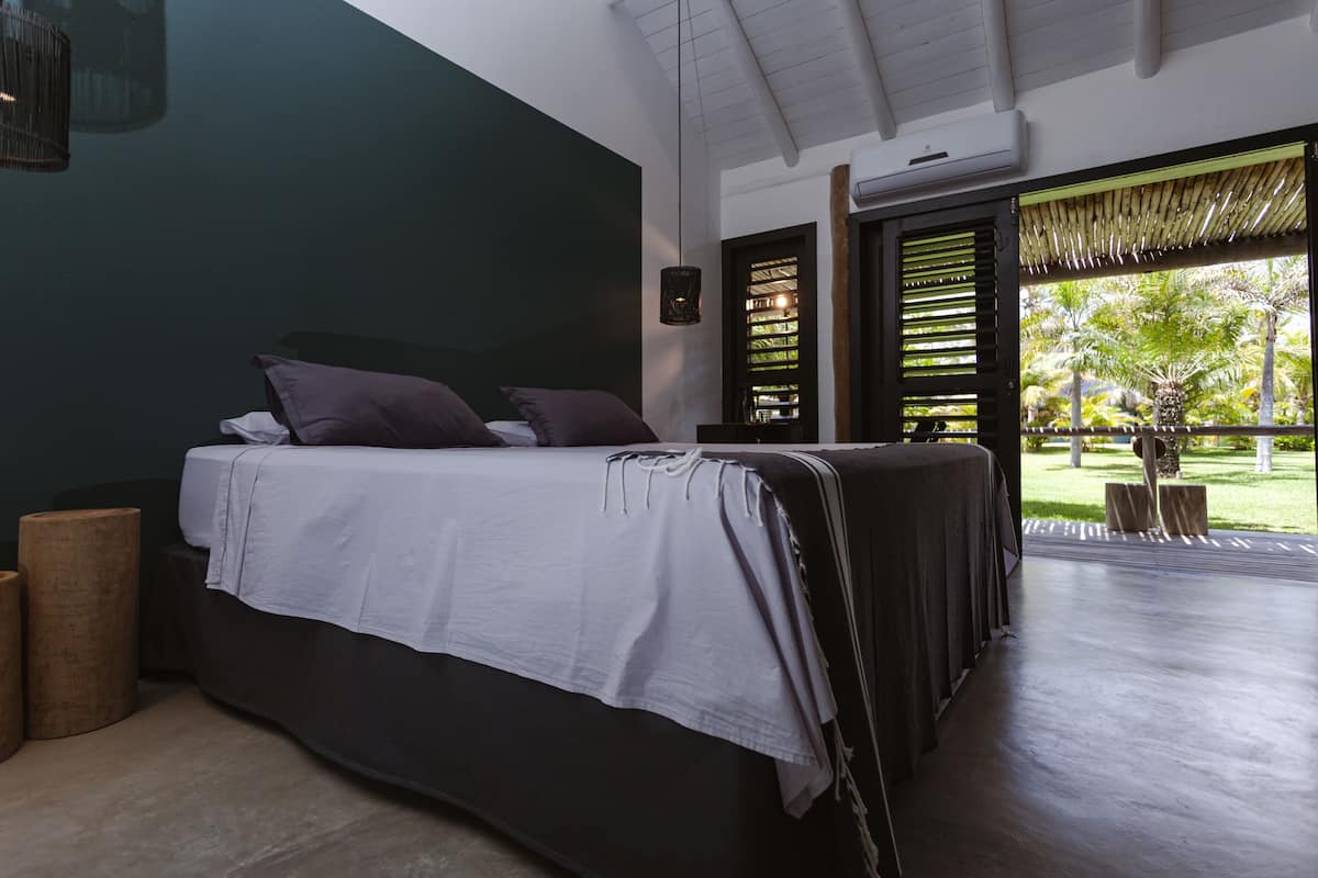 Roupas de cama premium, camas com colchões pillow-top, frigobar