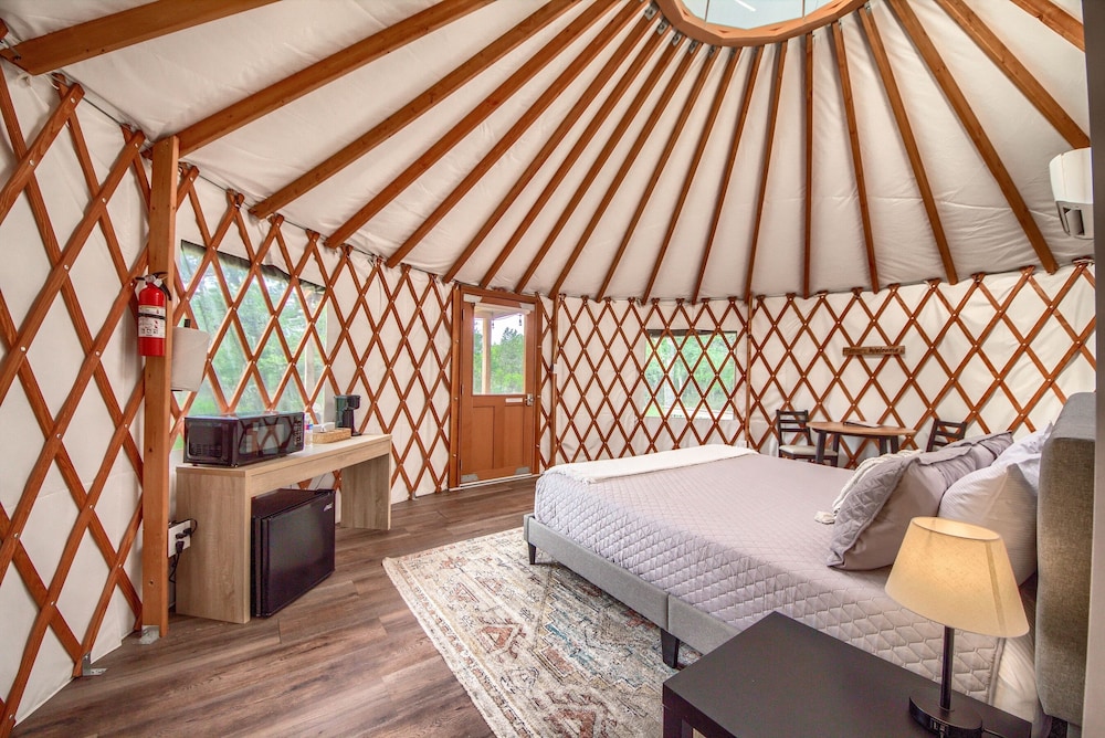 A Unique Texas Hill Country Glamping Experience, Pet Friendly! Great Ac! - New Braunfels, TX
