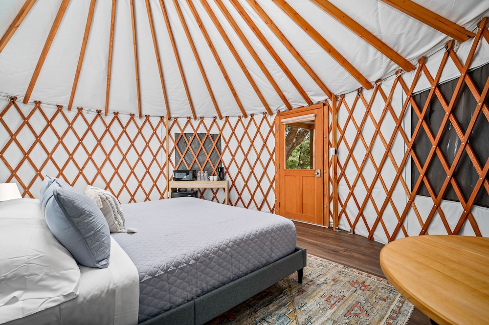 A Unique Texas Hill Country Glamping Experience! Full Bathroom And Great Ac!! - New Braunfels, TX