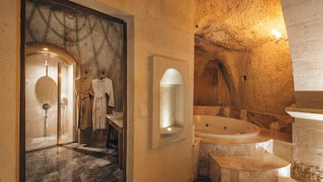 Suite Superior | Casa de banho | Um polibã, artigos de higiene ecológicos, um secador de cabelo, roupões