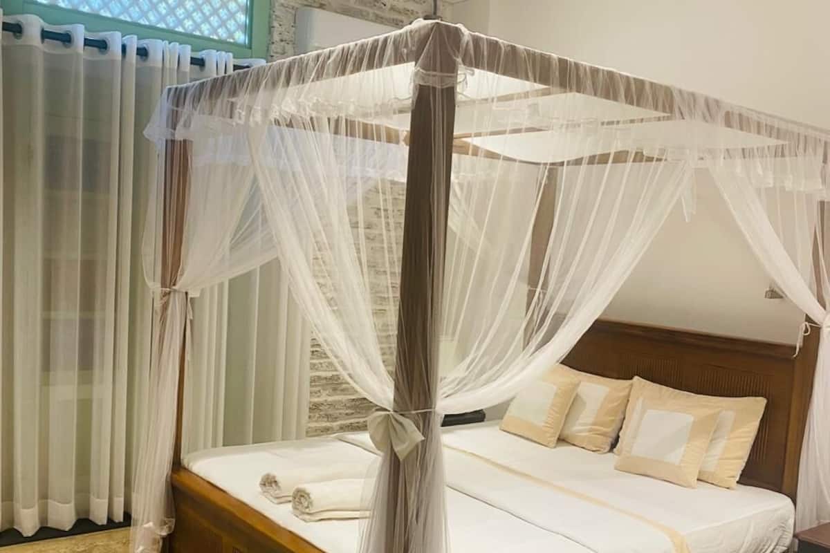 Deluxe Triple Room with Balcony Garden View with Free Airport transfer | Secretária, internet com fios grátis, roupa de cama fornecida