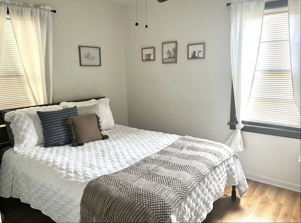 Farmhouse - Centrally Located In Great Bend, Gas Firepit And Pet Friendly Yard - Kansas